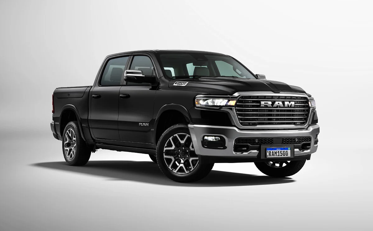 Nova Ram 1500 tem design renovado, novo motor biturbo e a maior central ...