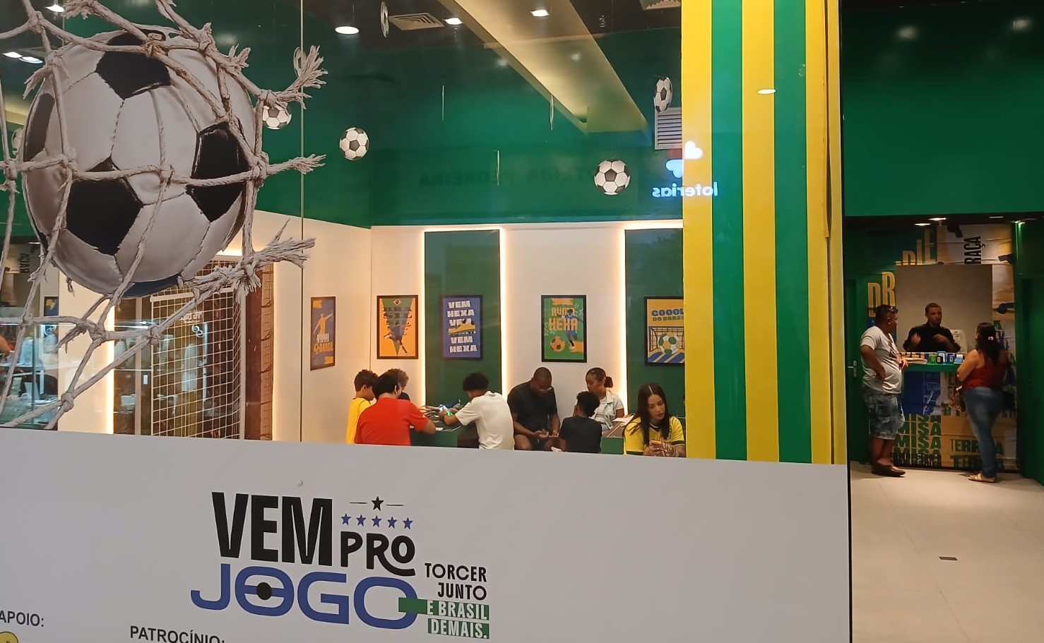 Com pilhas de figurinhas da Copa, colecionadores se reúnem no Shopping ...